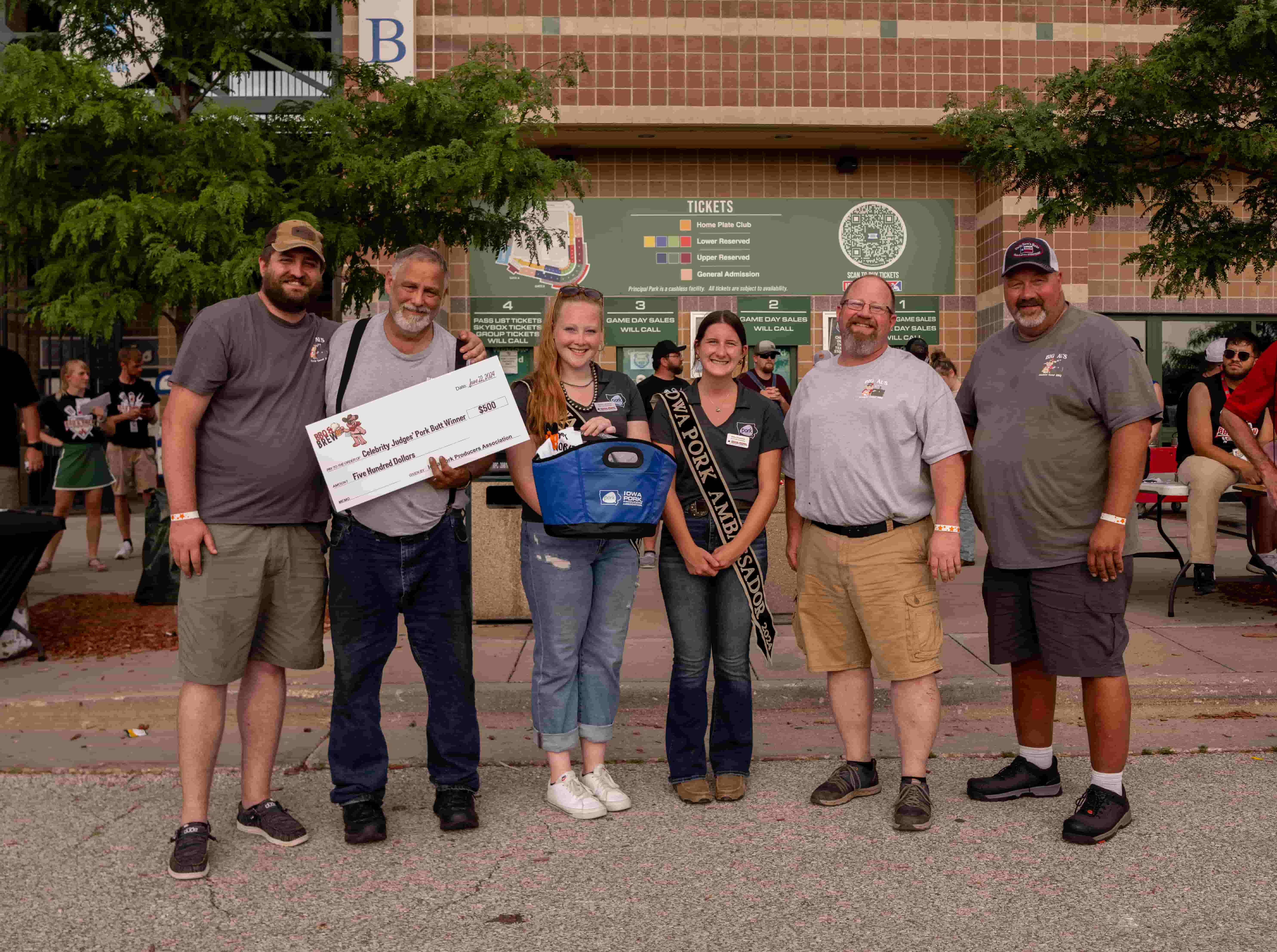 Barbecue competition winners from NW Iowa donate winnings to flood victims